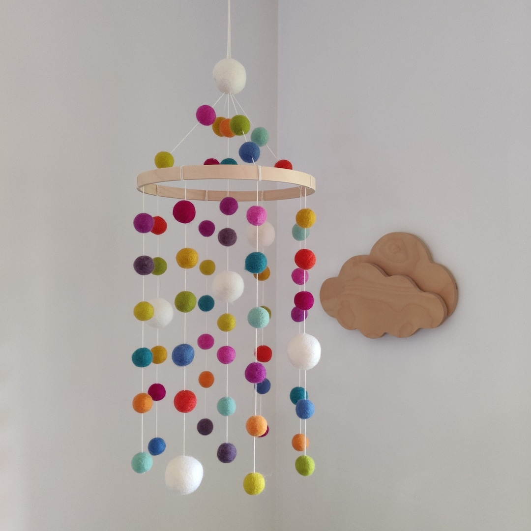 Mobile pour bébé en boules de laine feutrée/blanc et multicolore ...