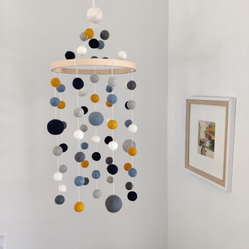 Mobile pour bébé nuance de bleu jaune moutarde blanc boules de - Etsy ...