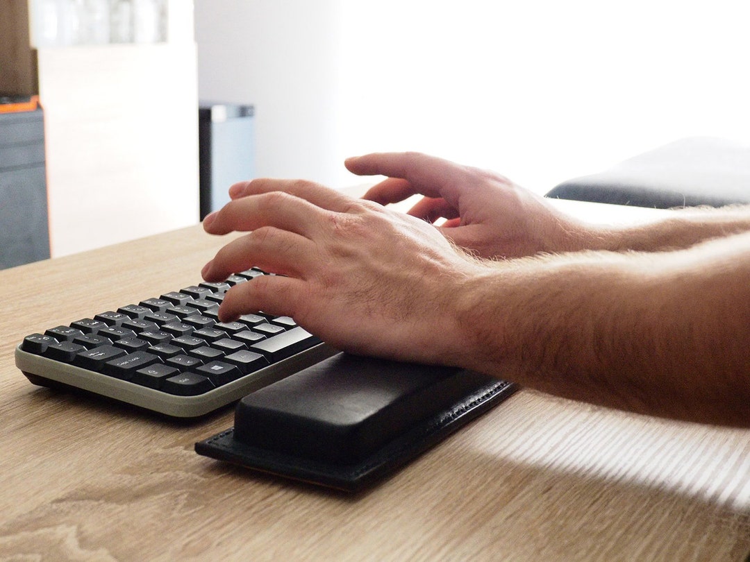 Leather Keyboard Wrist Rest, Ergonomic Wrist Support, Corporate Gift ...