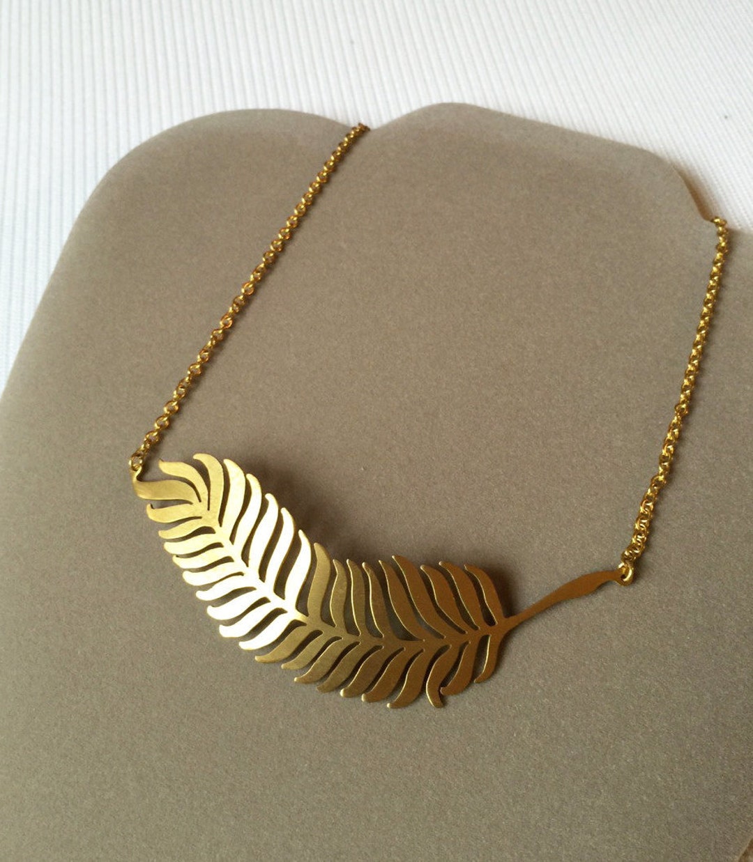 Collier plume, collier en laiton, bijoux naturels, collier plume en or ...