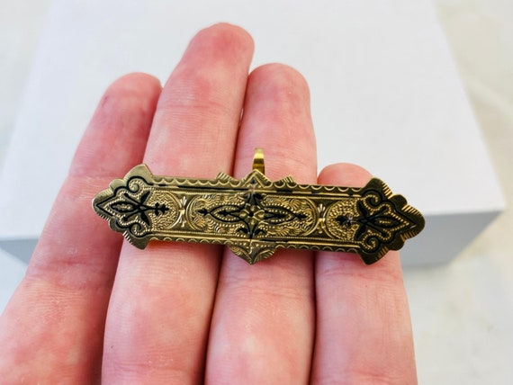 Victorian Gold Toned Enamelled Brooch - Gem Victorian Gold Toned Enamelled Brooch - Gem