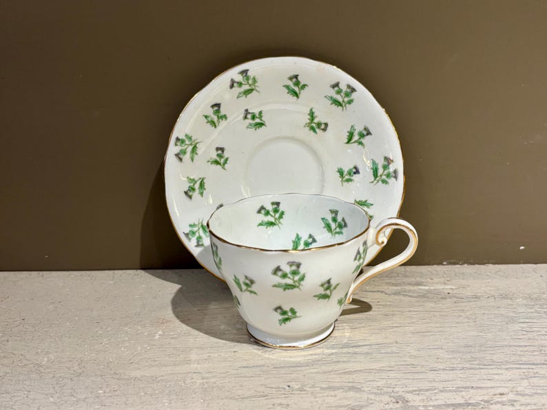 Taza de té y platillo vintage Aynsley con diseño de cardo escocés ...