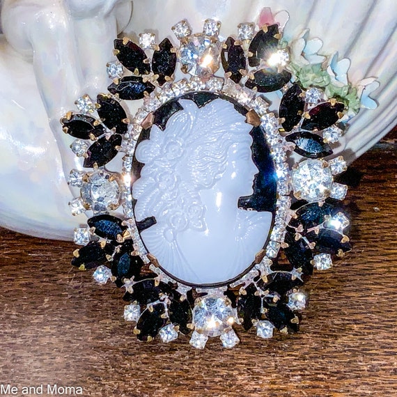 Vintage black cameo brooch - Gem