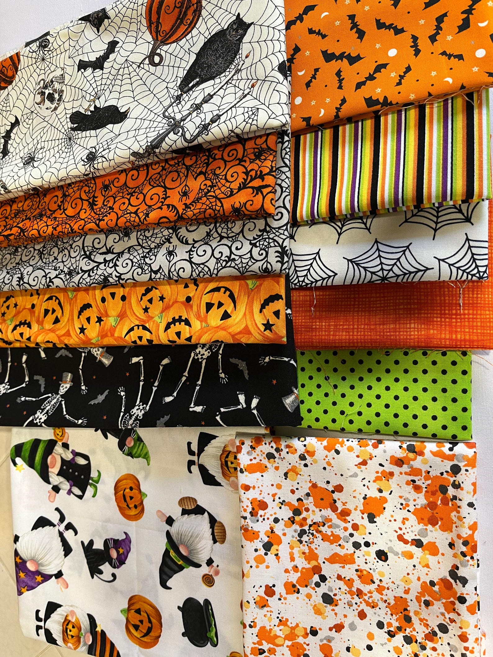 Halloween Fat Quarters - 11 Fat Quarters + One 36" X 22" Eye-catching ...