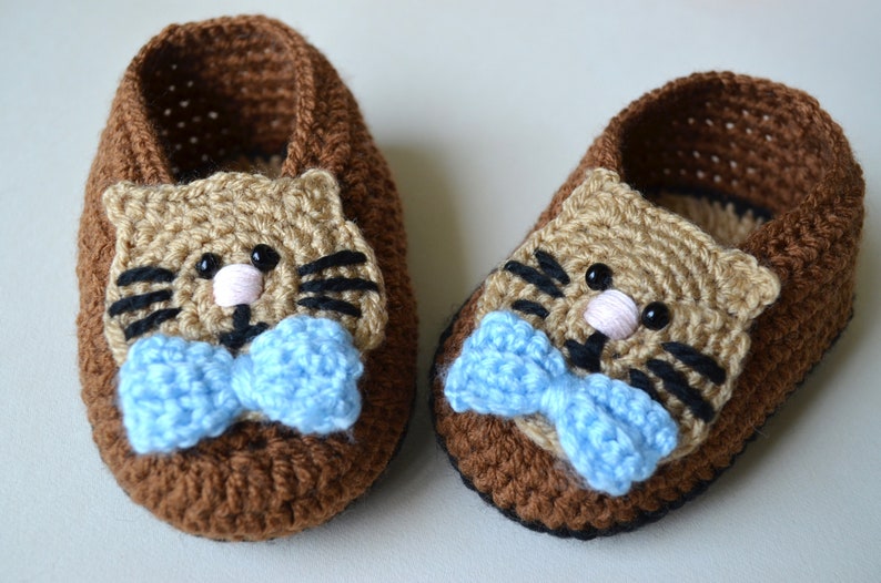 Crochet Baby Boots Pattern Crocheted Shoes With Cats Step by Step ...