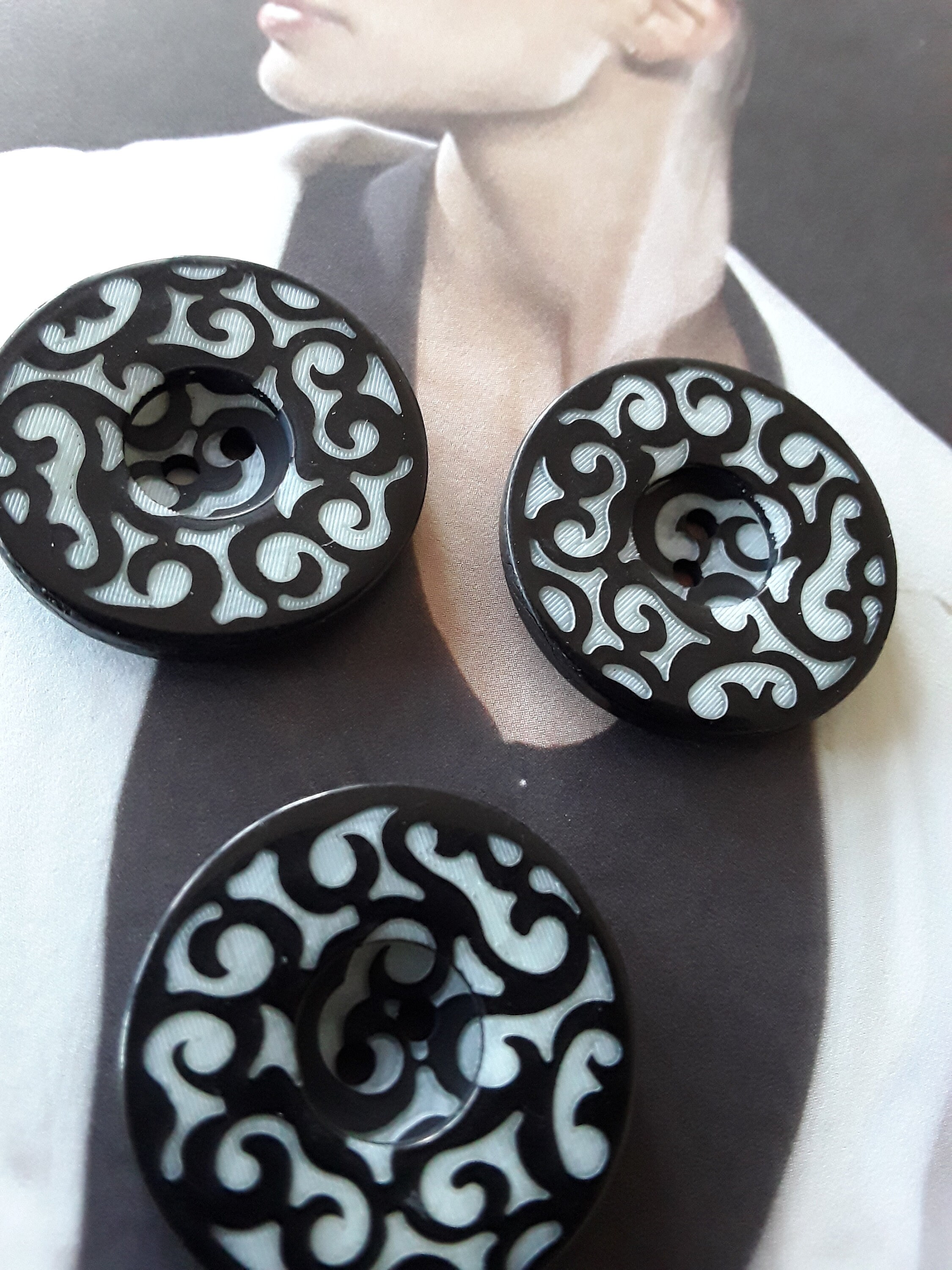 1 & 1/8 28mm 44L Filigree Laser Cut Buttons DESIGNER - Etsy UK