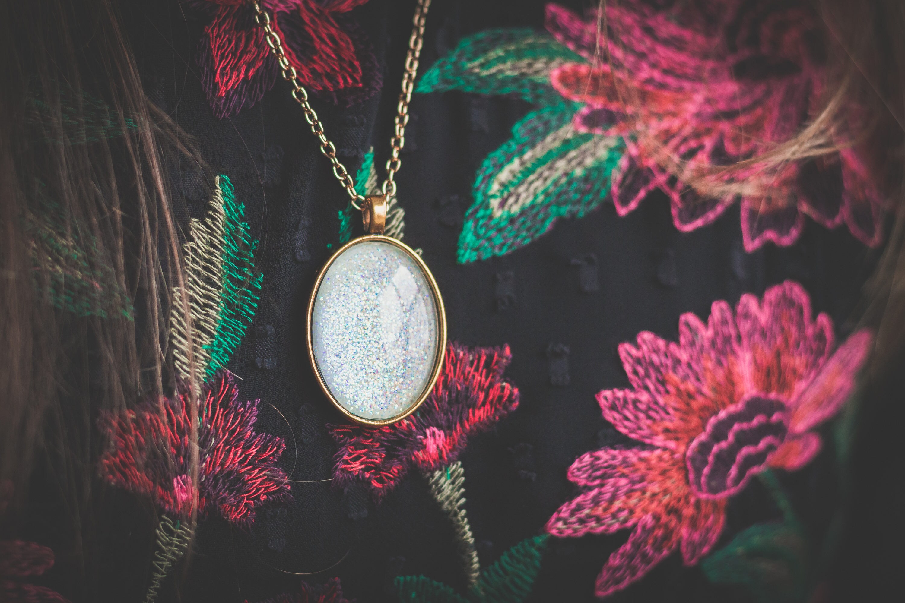 Holo Pendant: 22x30mm Oval Pearly White Iridescent Antique Gold Pendant ...