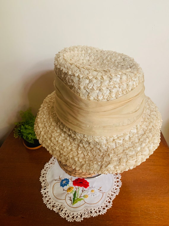 1960s Vintage Ivory Woven Straw & Silk Swagger Sun Ha… - Gem