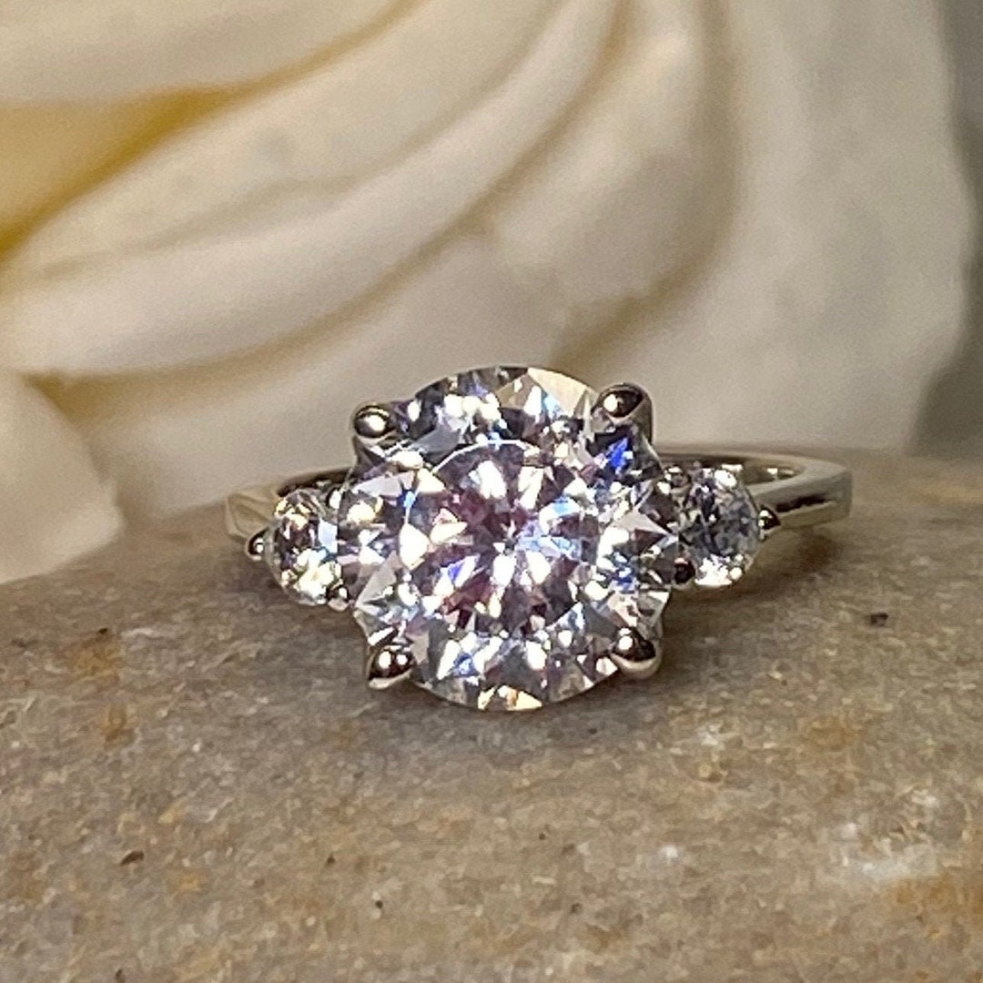 Round Brilliant Three Stone Engagement Ring for Ladies Round - Etsy