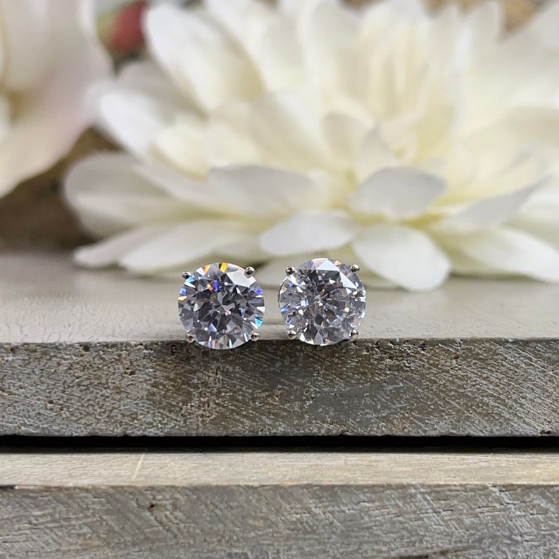 Round Shaped Stud Earrings 14K White Gold 100 Facet Extra Brilliant ...