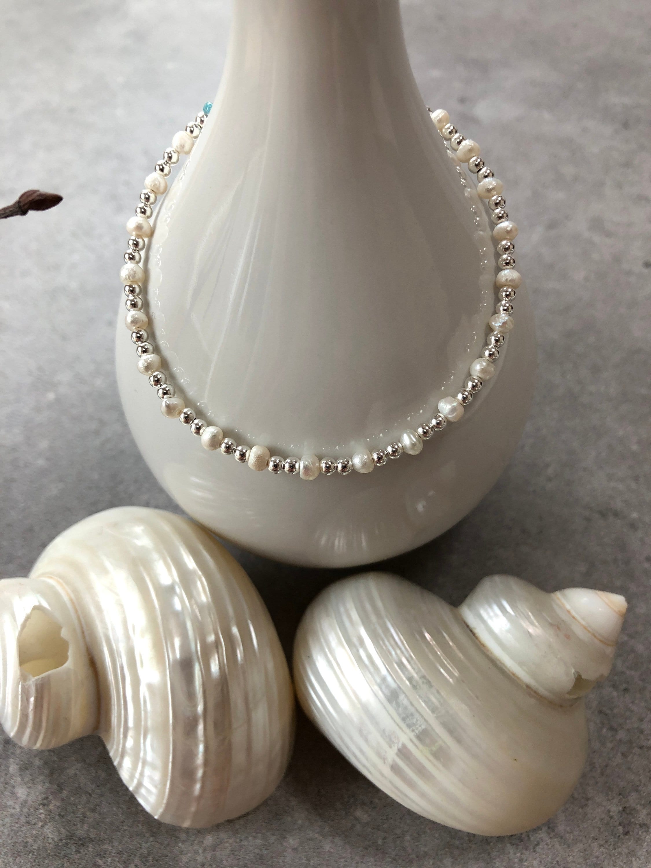 Dying bracelet in silver and small freshwater pearls