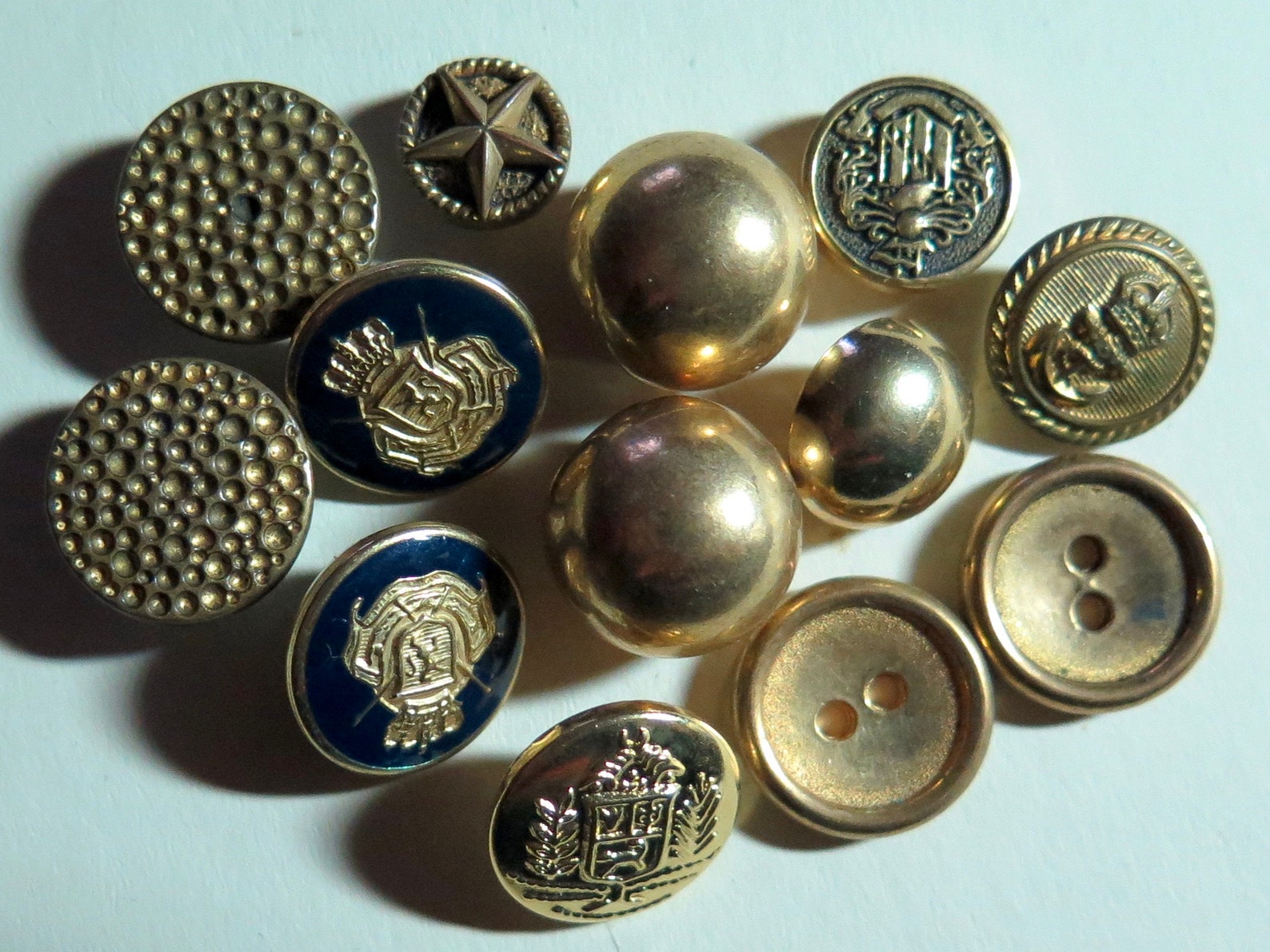 13 botones de metal dorados variados coser a través crestas - Etsy España