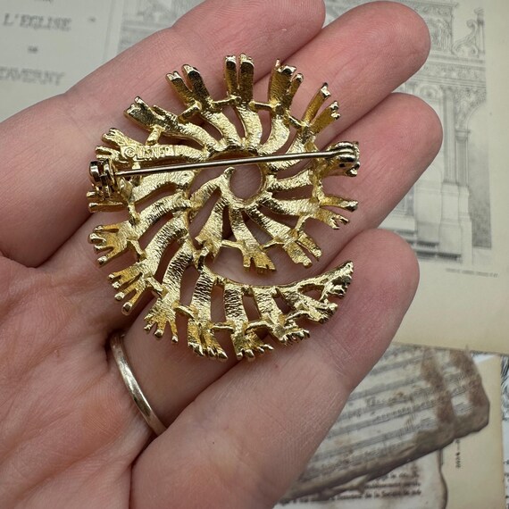 Vintage Lisner Gold Tone Brooch Pin Swirl Shell - Gem