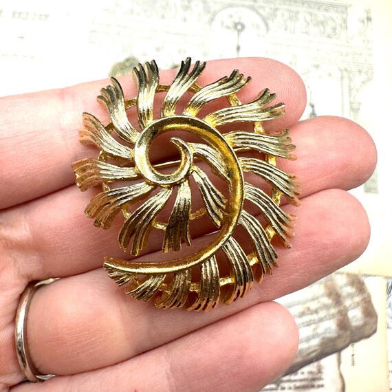 Vintage Lisner Gold Tone Brooch Pin Swirl Shell - Gem