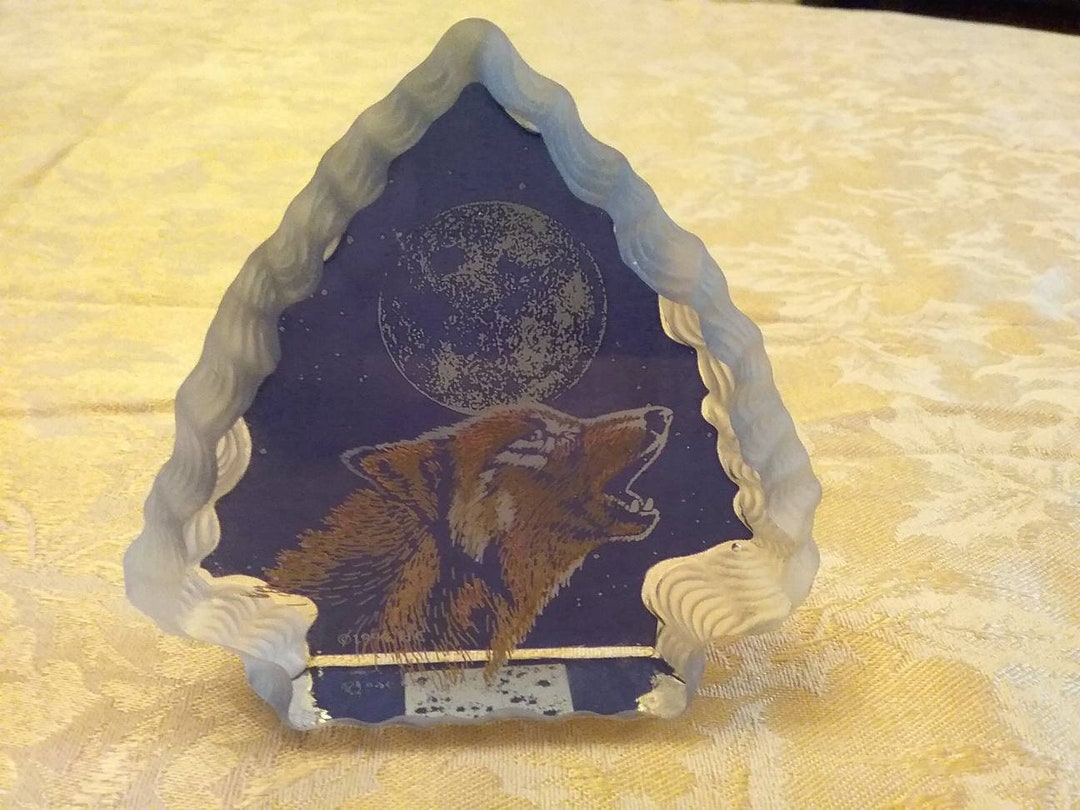 Wolf Howling at Moon Crystal Paperweight - Etsy
