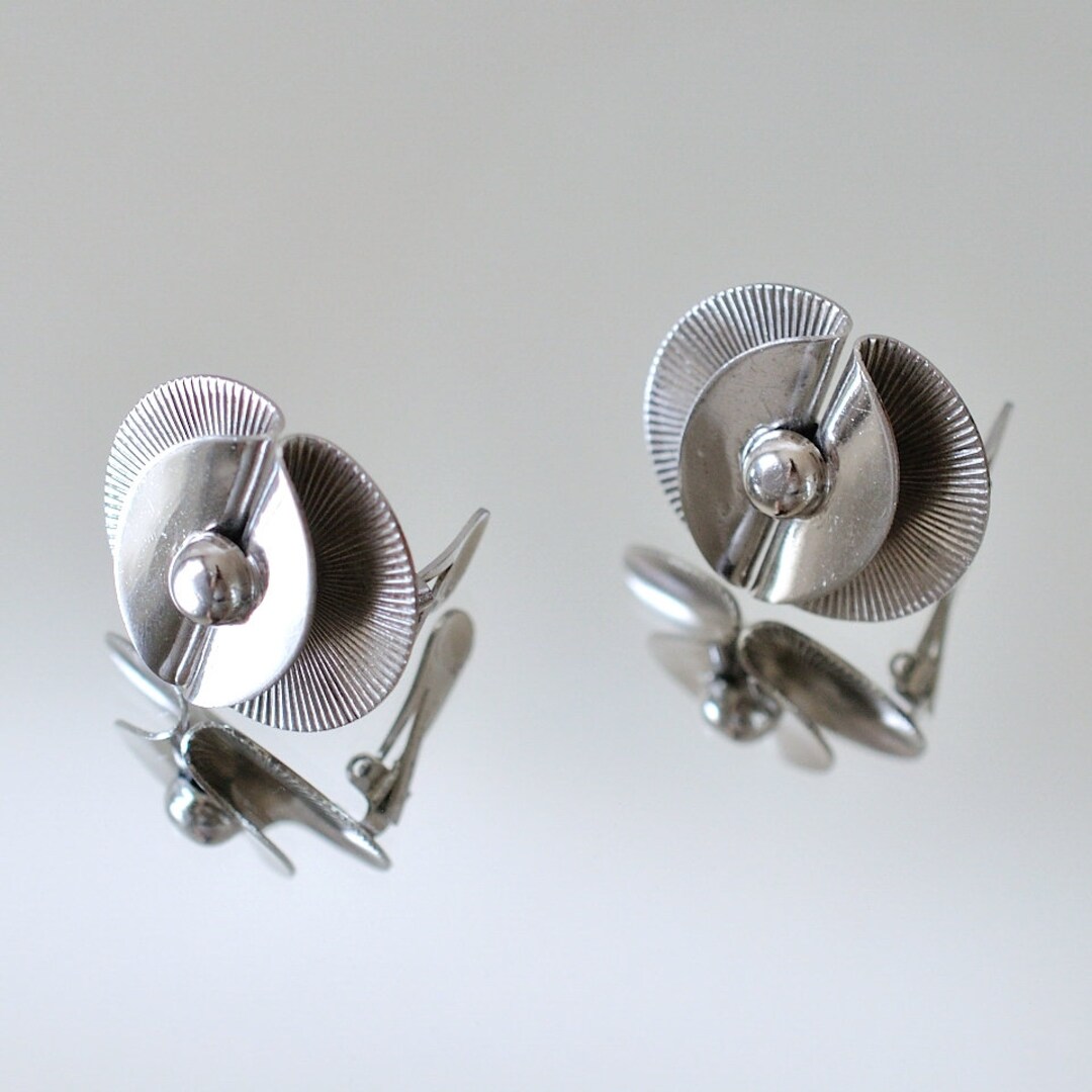 Vintage Modernist Marvella Silver Tone Metal Clip on Earrings Chrome ...