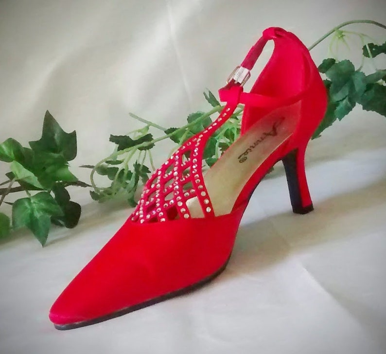 Vintage Red Satin High Heel / Pointy Toe Shoe / T-strap High Heel ...