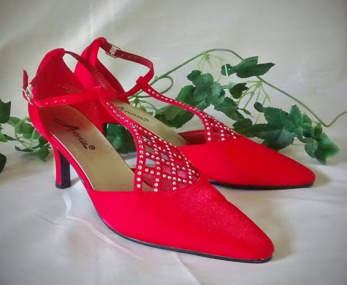 Vintage Red Satin High Heel / Pointy Toe Shoe / T-strap High Heel ...