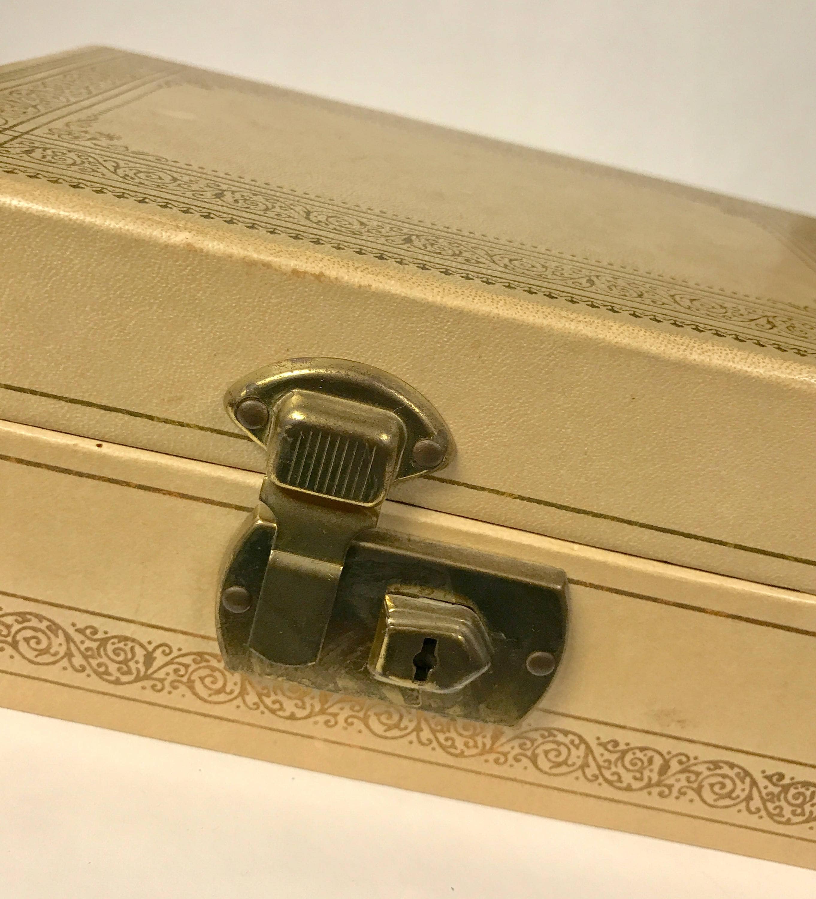 Vintage Small Beige Mele Jewelry Box With 16 Pair of Antique Clip On ...