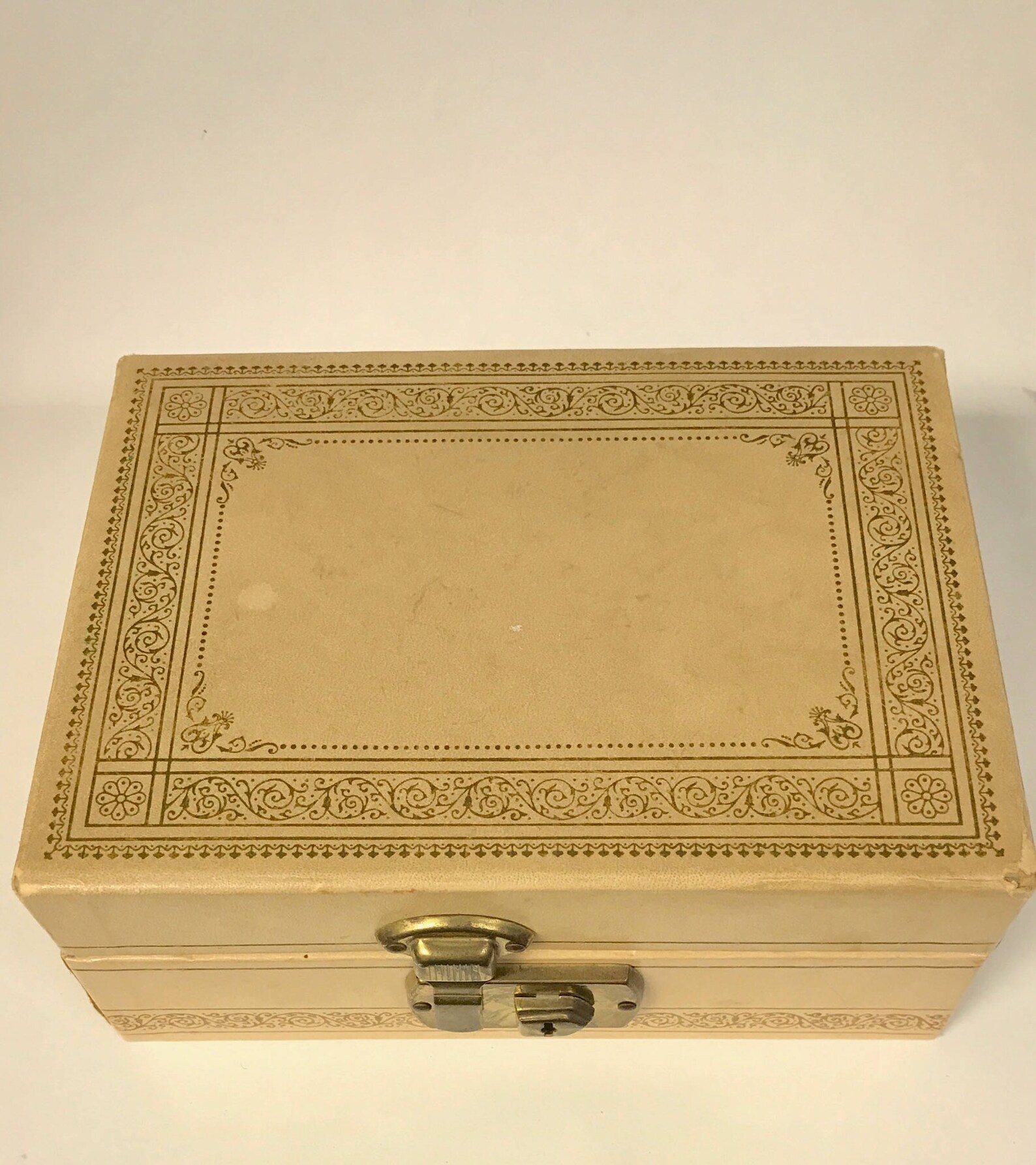 Vintage Small Beige Mele Jewelry Box With 16 Pair of Antique Clip On ...