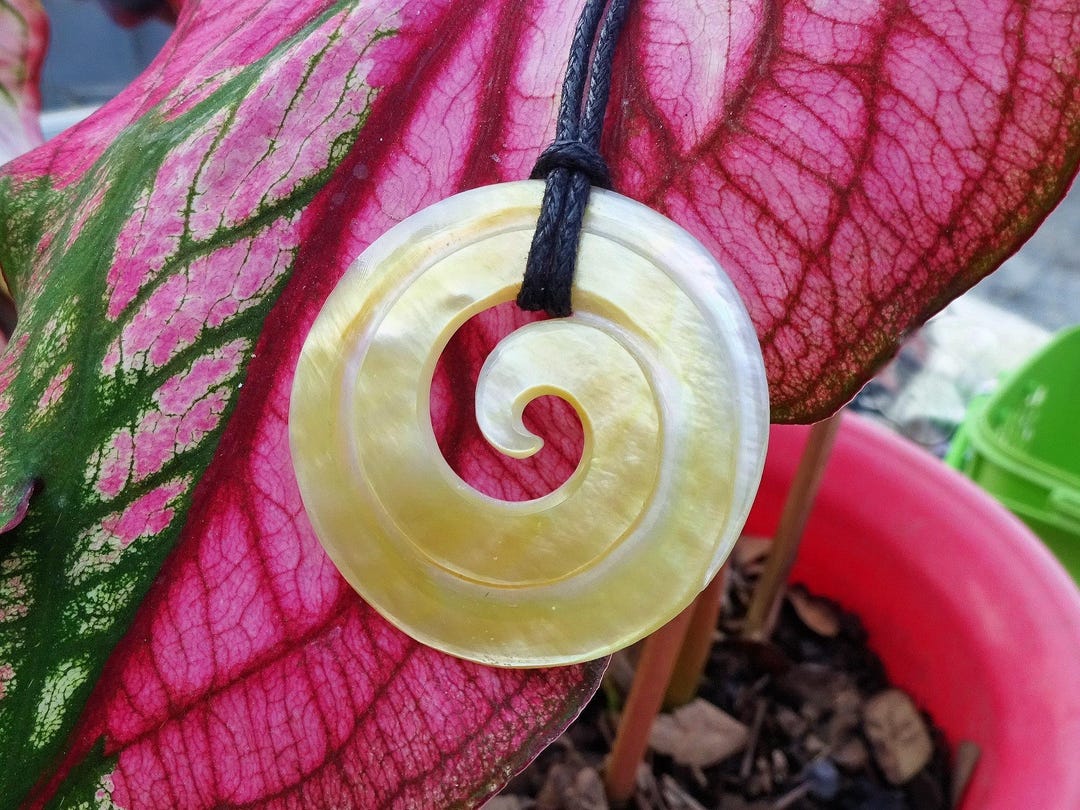 Maori Koru Pendant Necklace, Hand Carved, MOP Shell, Surfer Necklace - Etsy