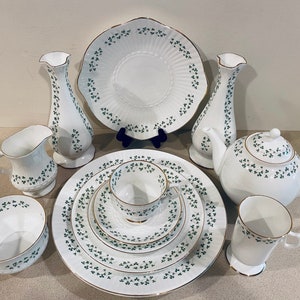 Vintage Royal Tara Fine Bone China Shamrock 30 Pc. Dinnerware China Set ...