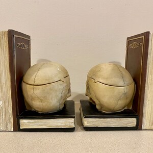 Halloween Pair of World of Wonders Skull With Ancient Book Bookends 7.5 ...