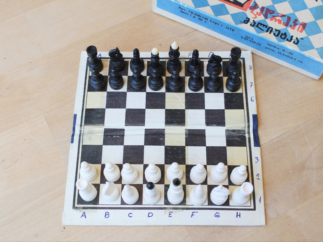 MINIATURE CHESS Vintage/ 32 Miniature Plastic Chess Figurines in Box ...