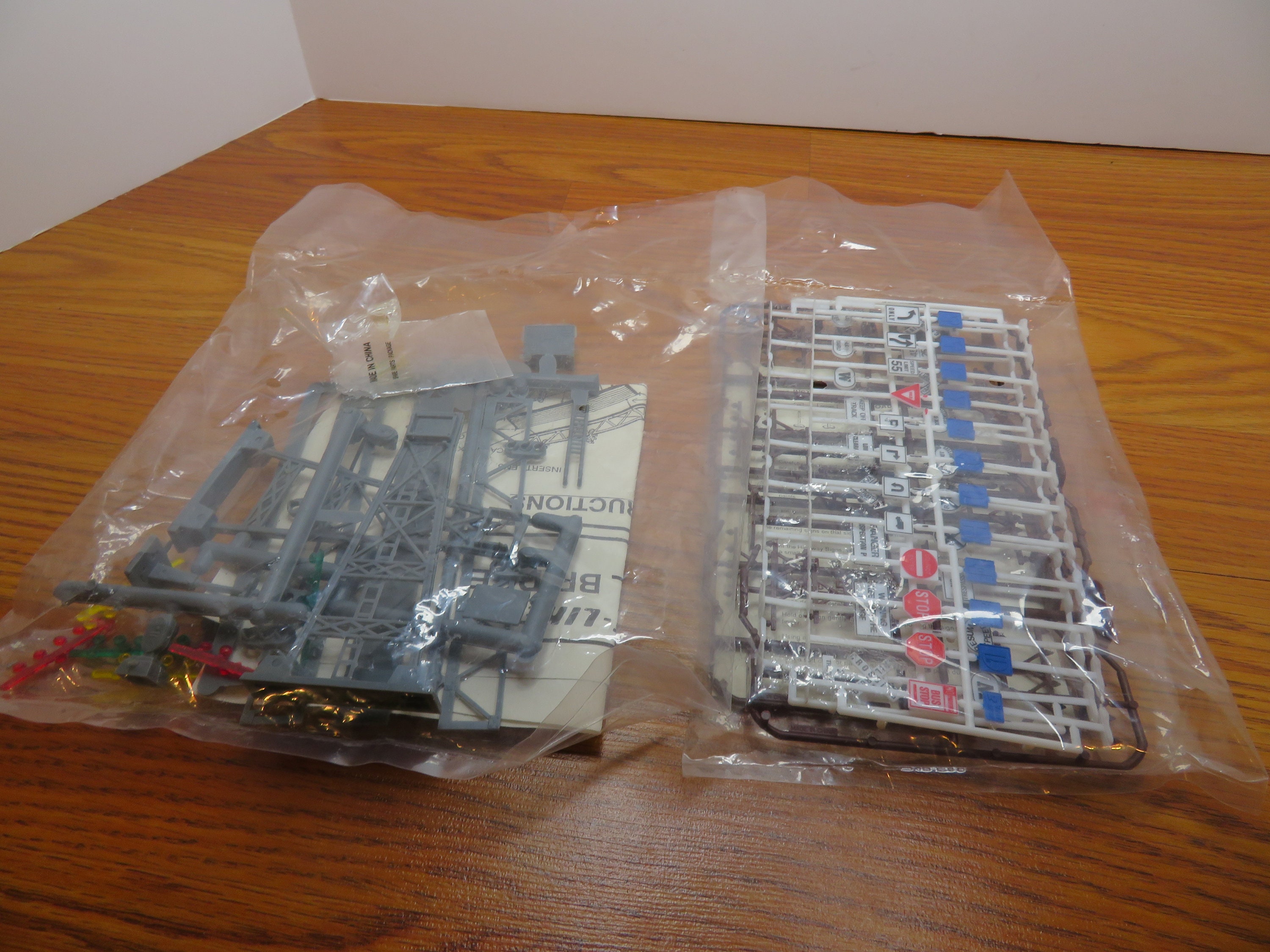 P 53 HO Life-like Signal Bridge With Transformer Box & Railroad Signals ...
