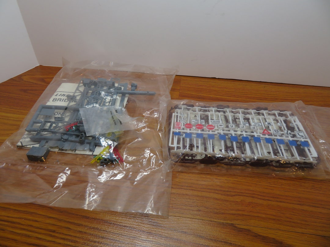 P 53 HO Life-like Signal Bridge With Transformer Box & Railroad Signals ...