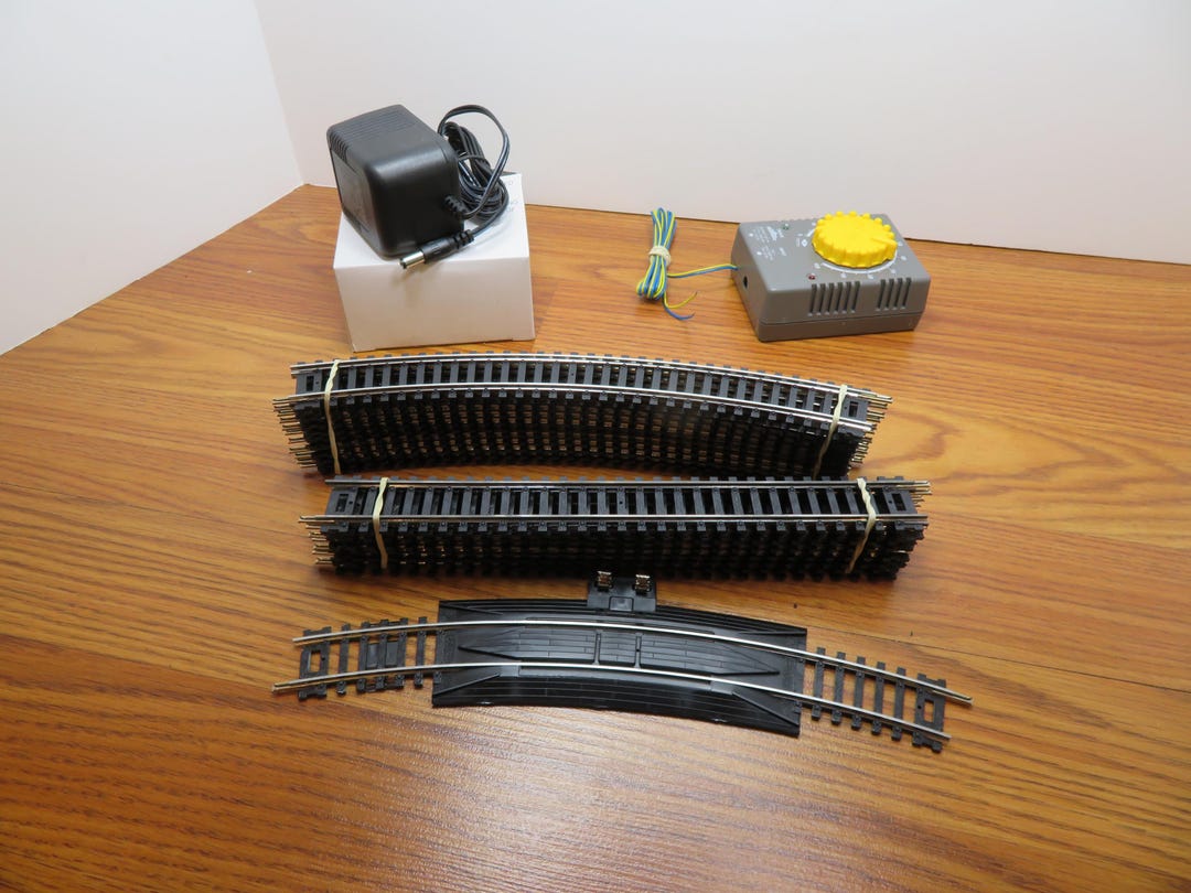 T 438 HO Mehano IHC #f370 Transformer (12) 18R Curves, (8) Straights ...