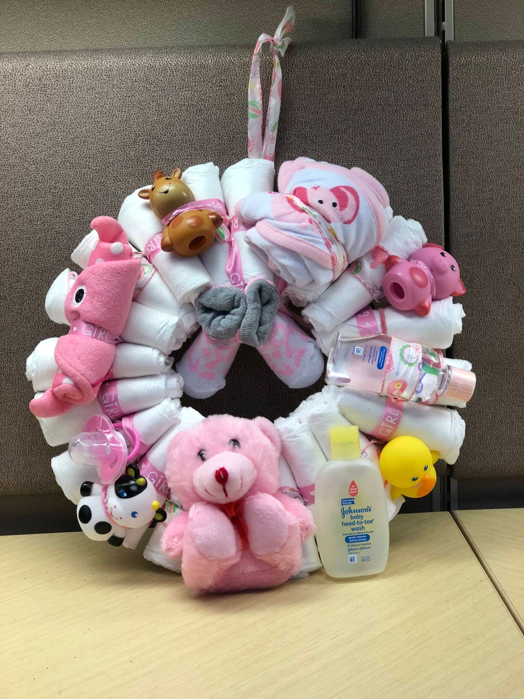 Diaper Cake Wreath, Deluxe Diaper Wreath Gift Set With Baby Essentials ...
