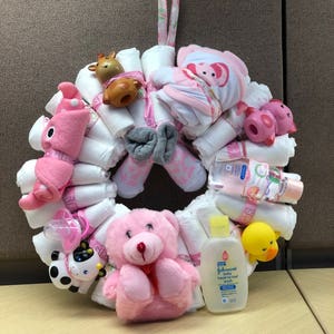 Diaper Cake Wreath, Deluxe Diaper Wreath Gift Set With Baby Essentials ...
