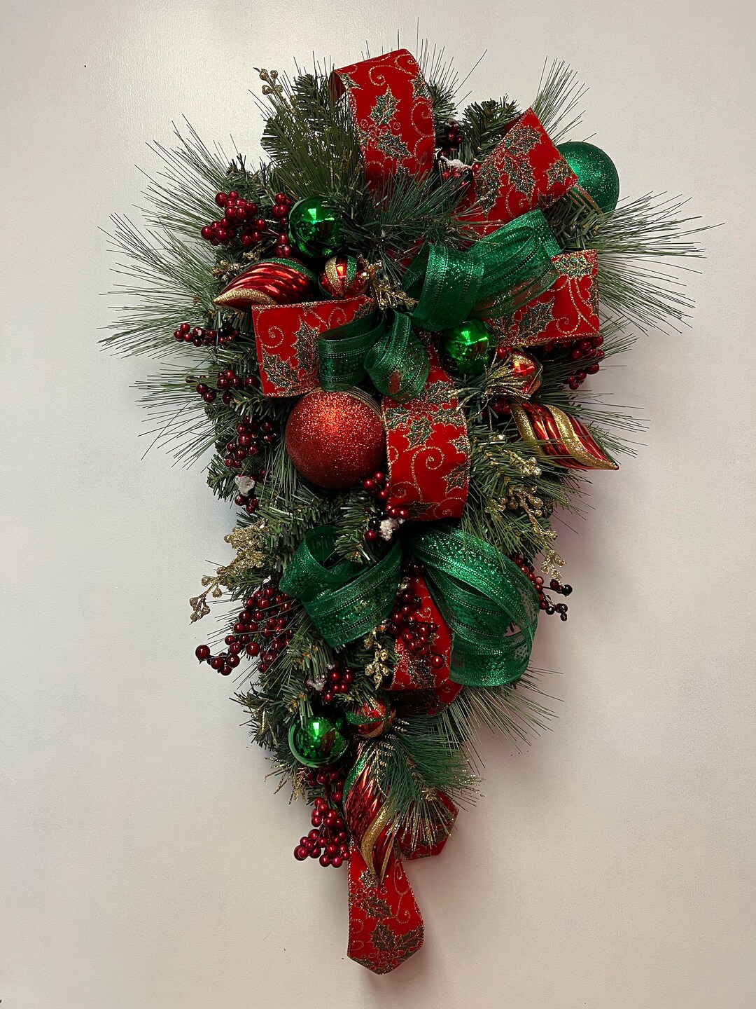 Red, Green and Gold Christmas Teardrop Swag, Large Christmas Teardrop ...