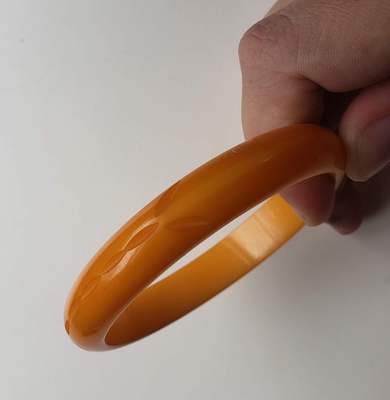 vintage carved butterscotch bakelite - Gem