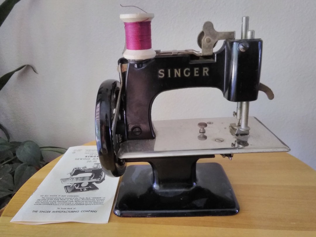 Darling Childs Singer Sewing Machine 20-10, Crank Operated, With Manual ...