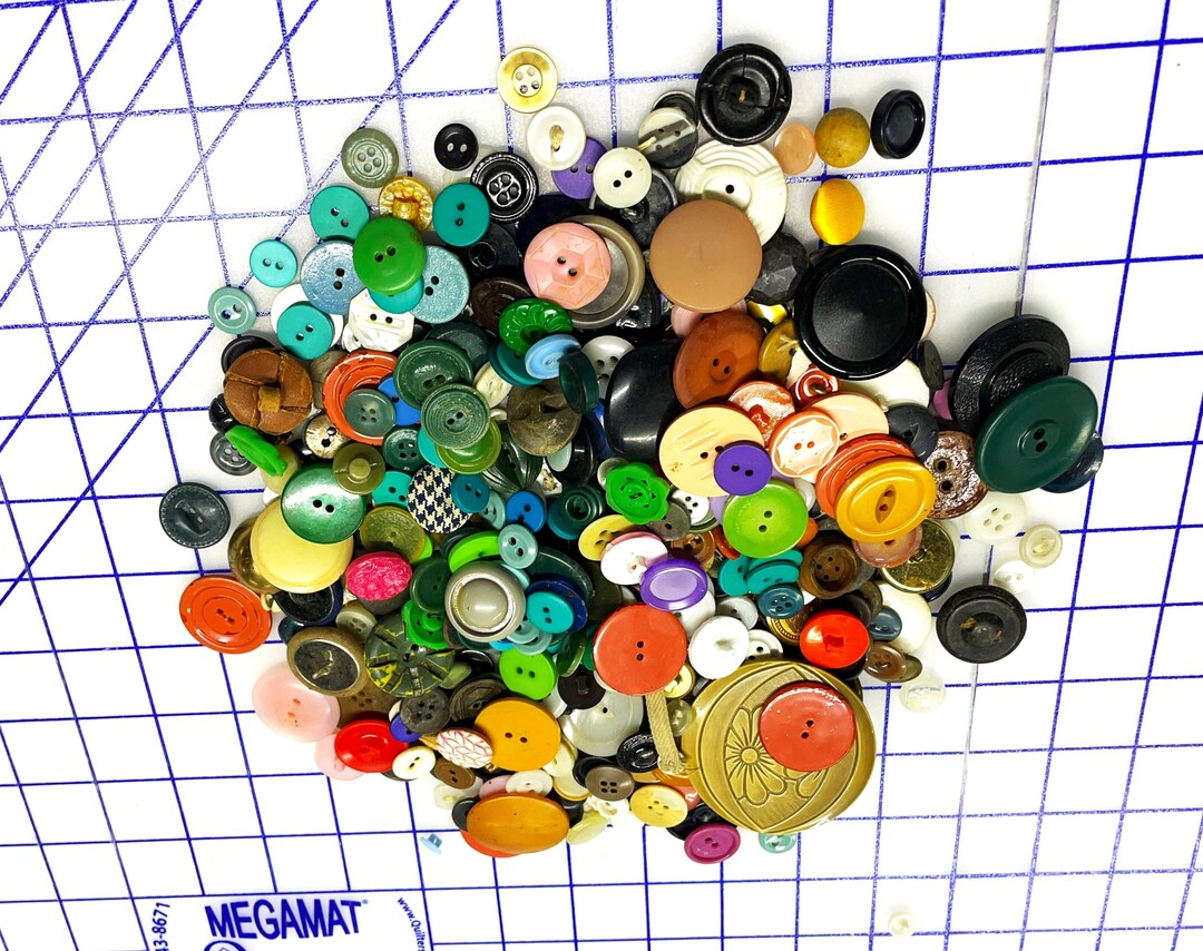 VINTAGE BUTTONS - One Pound Plus Bag of Vintage Buttons - Read ...