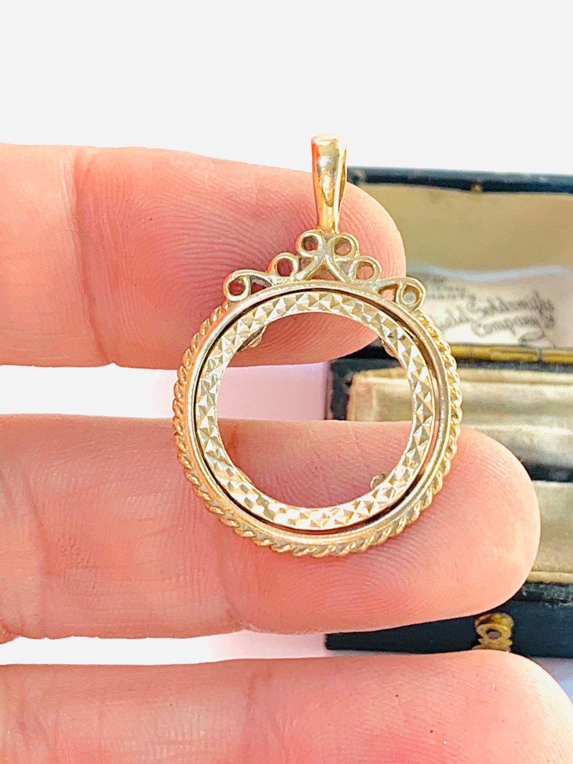 Superb vintage 9ct yellow gold half Sovereign pendant mount - fully ...