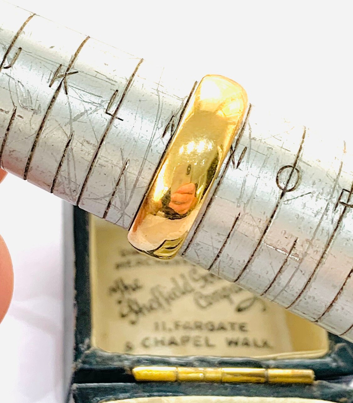 Superb vintage 22ct gold wedding ring - hallmarked London 1962 - size M / 6