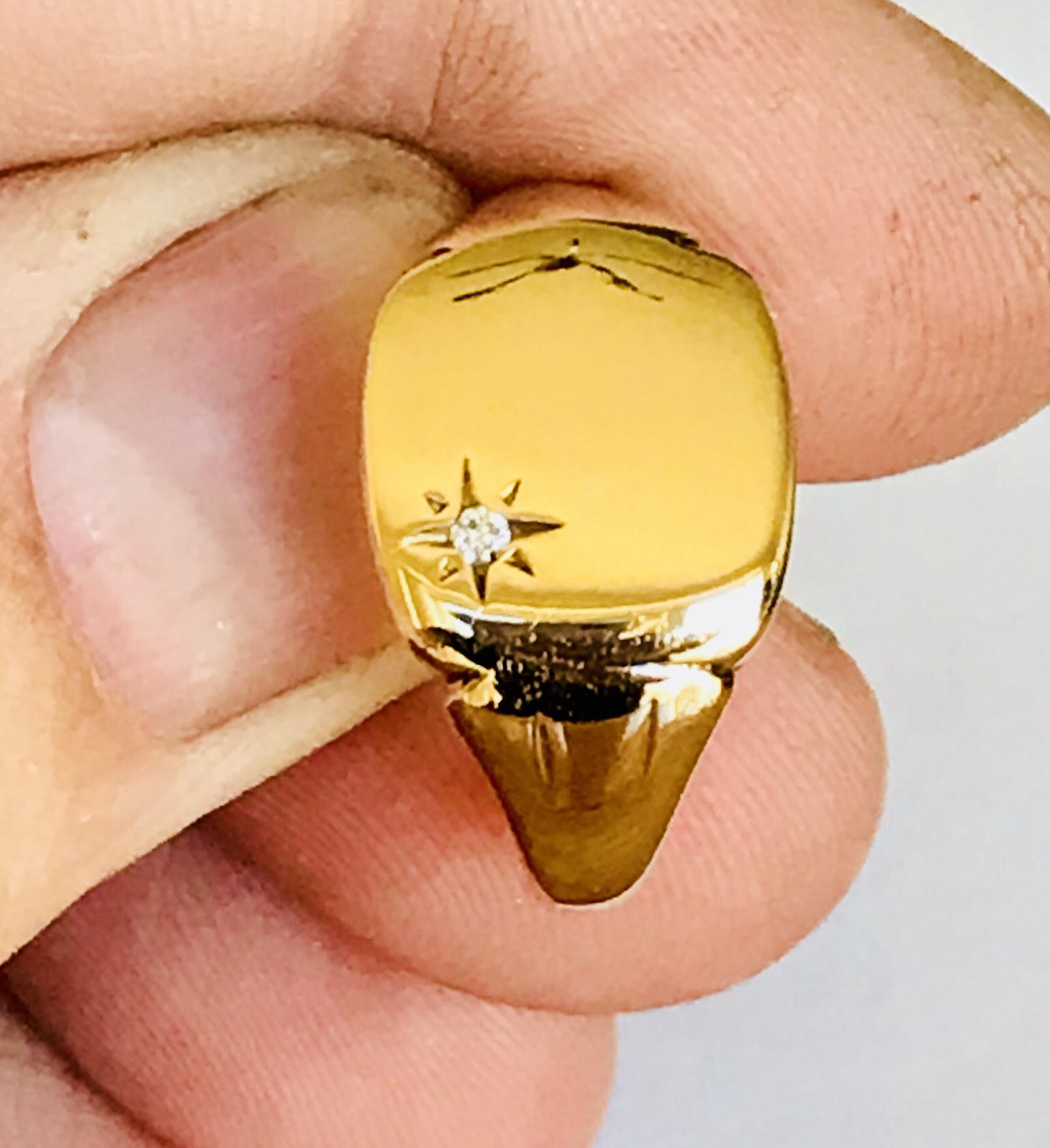 Superb vintage 9ct yellow gold men's diamond signet ring - fully hallmarked