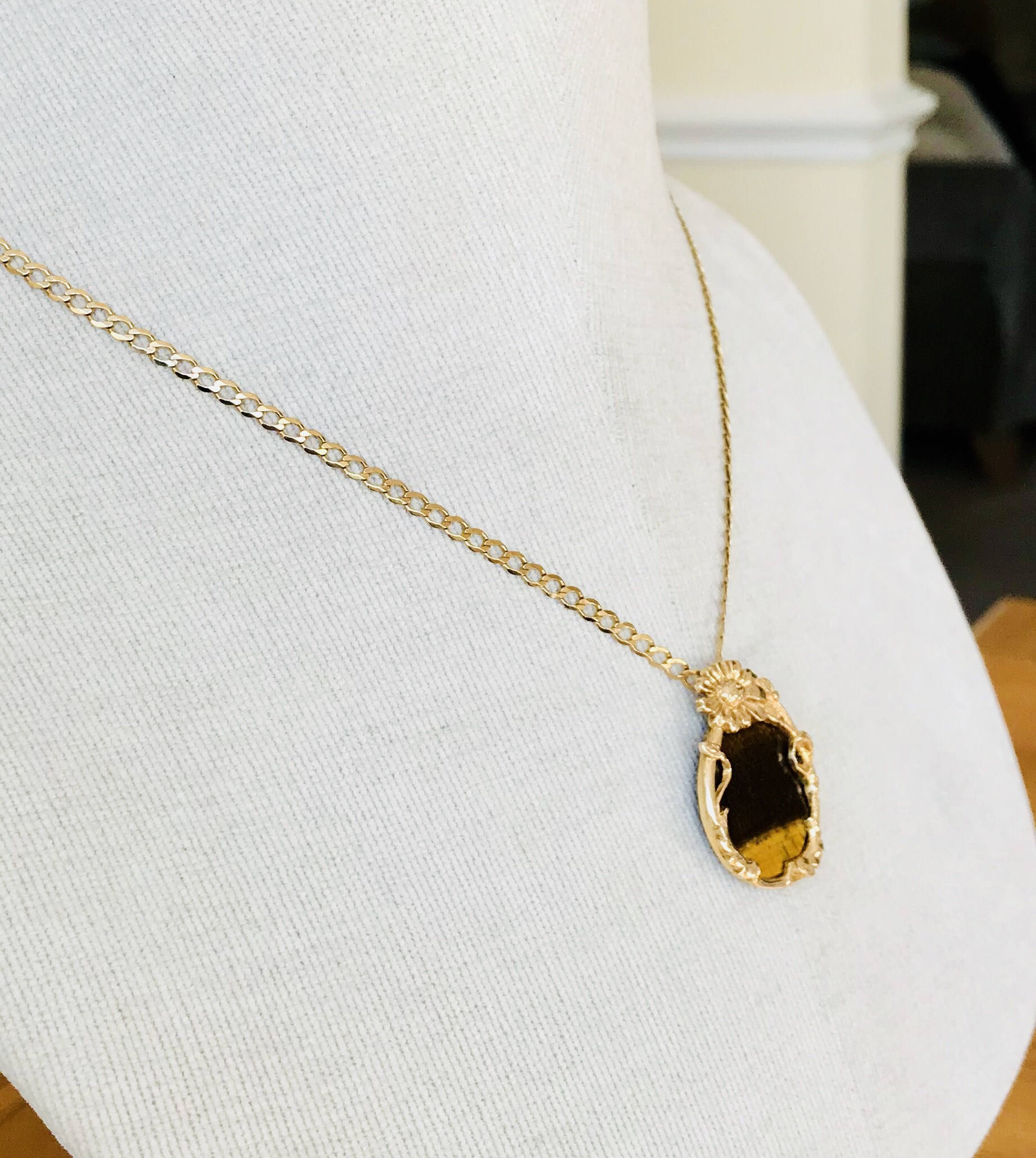 Fabulous vintage 9ct yellow gold Tigers Eye pendant necklace - London 1978
