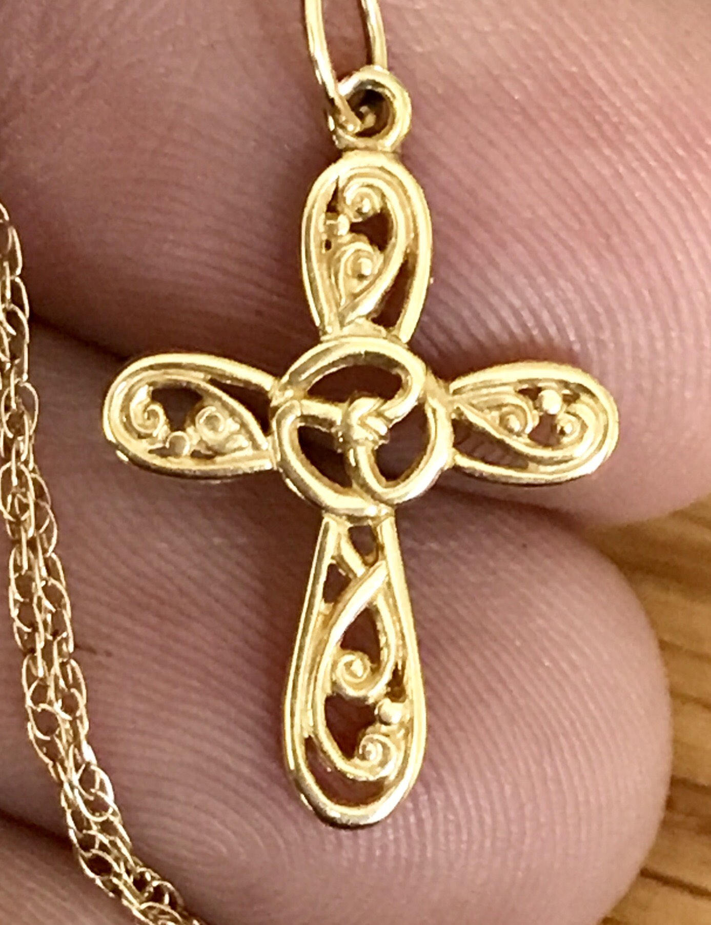 Lovely vintage 9ct gold Celtic design cross and chain