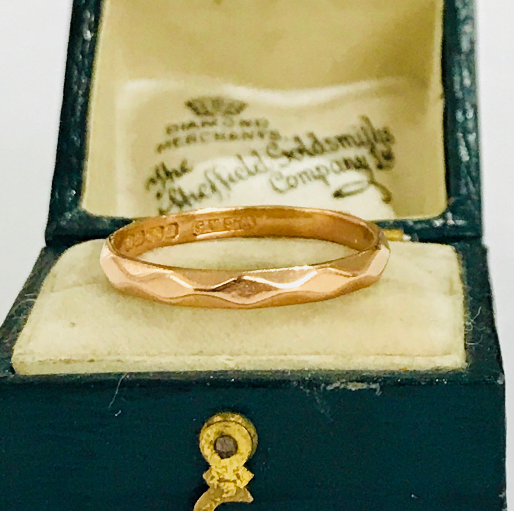 Superb and unusual vintage 22ct gold faceted wedding ring - hallmarked Birmingham 1951 - size Q / 8