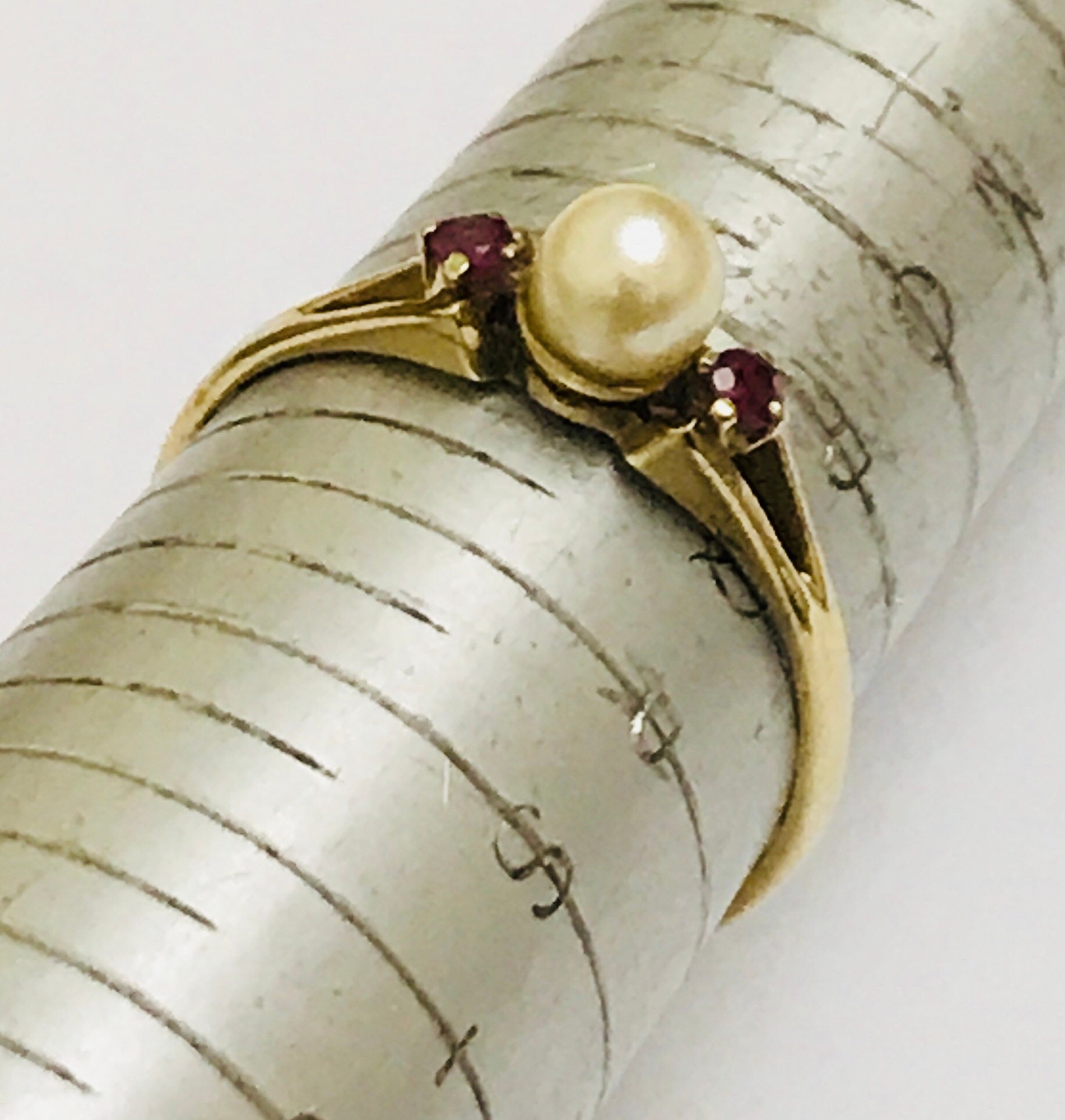 Lovely vintage 9ct yellow gold Pearl & Ruby ring - hallmarked London 1986