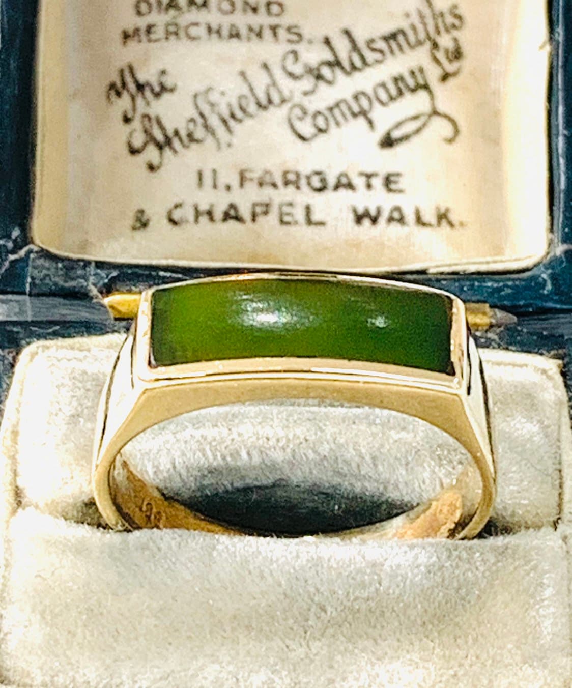 Stunning vintage 9ct yellow gold Jade signet / pinky ring - size Q / 8