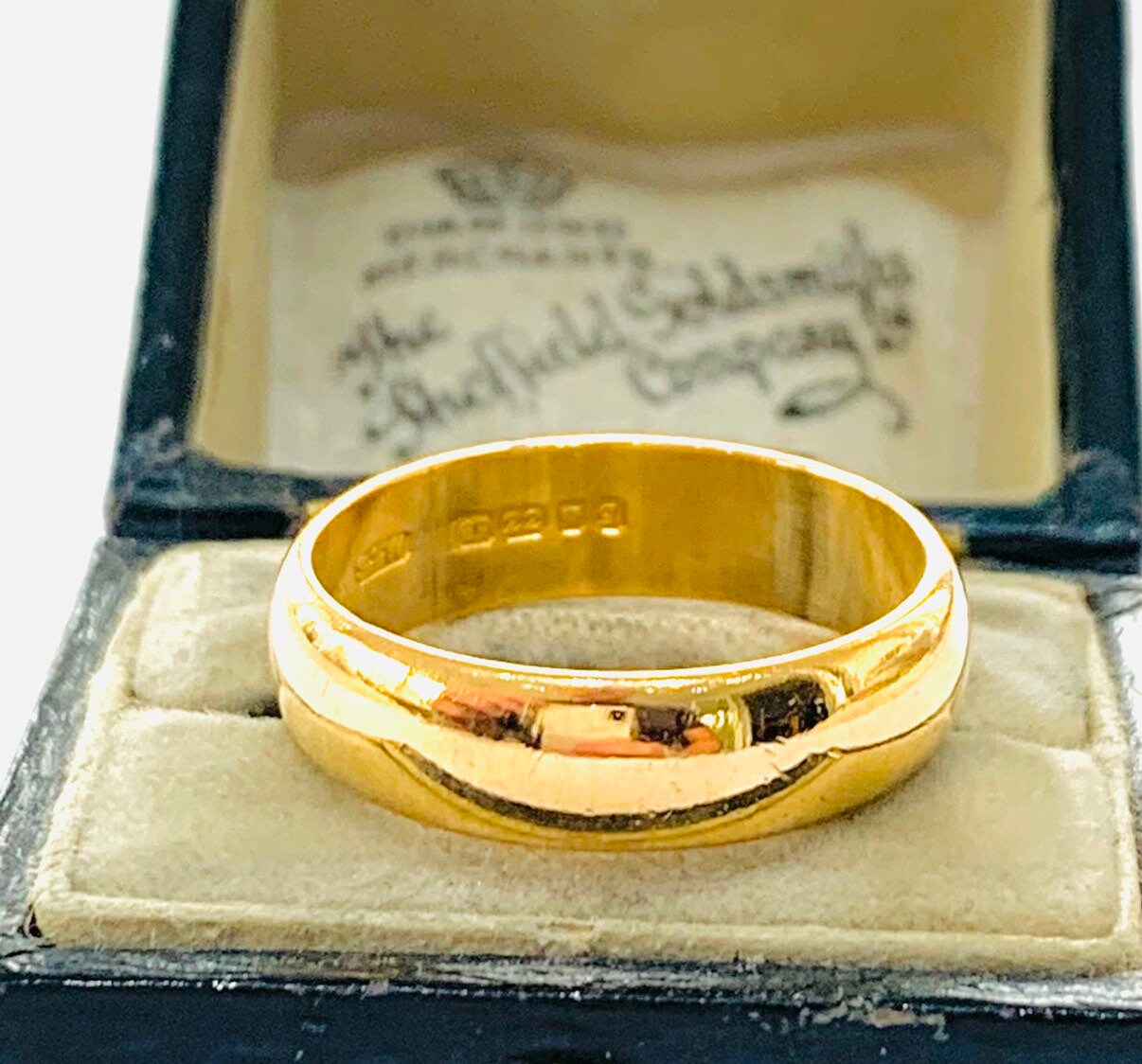 Superb vintage 22ct gold wedding ring - hallmarked London 1962 - size M / 6