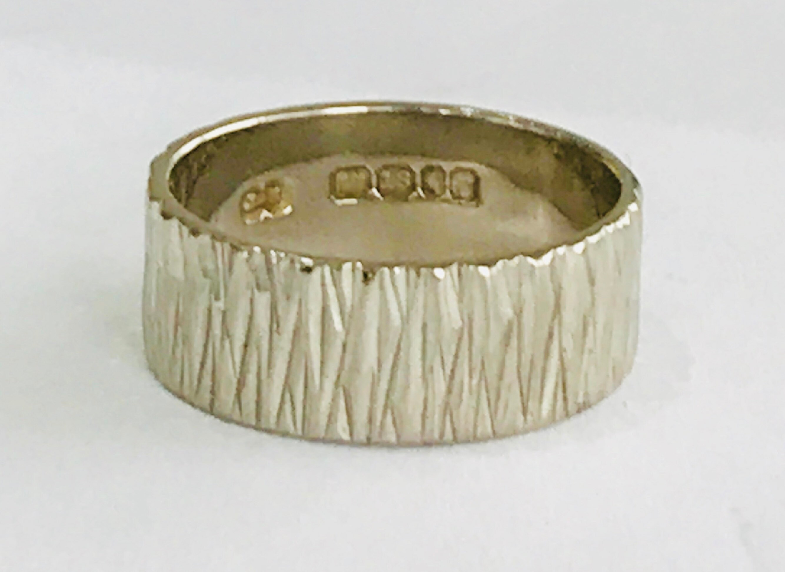 Superb vintage 18ct white gold bark effect wedding ring - hallmarked ...