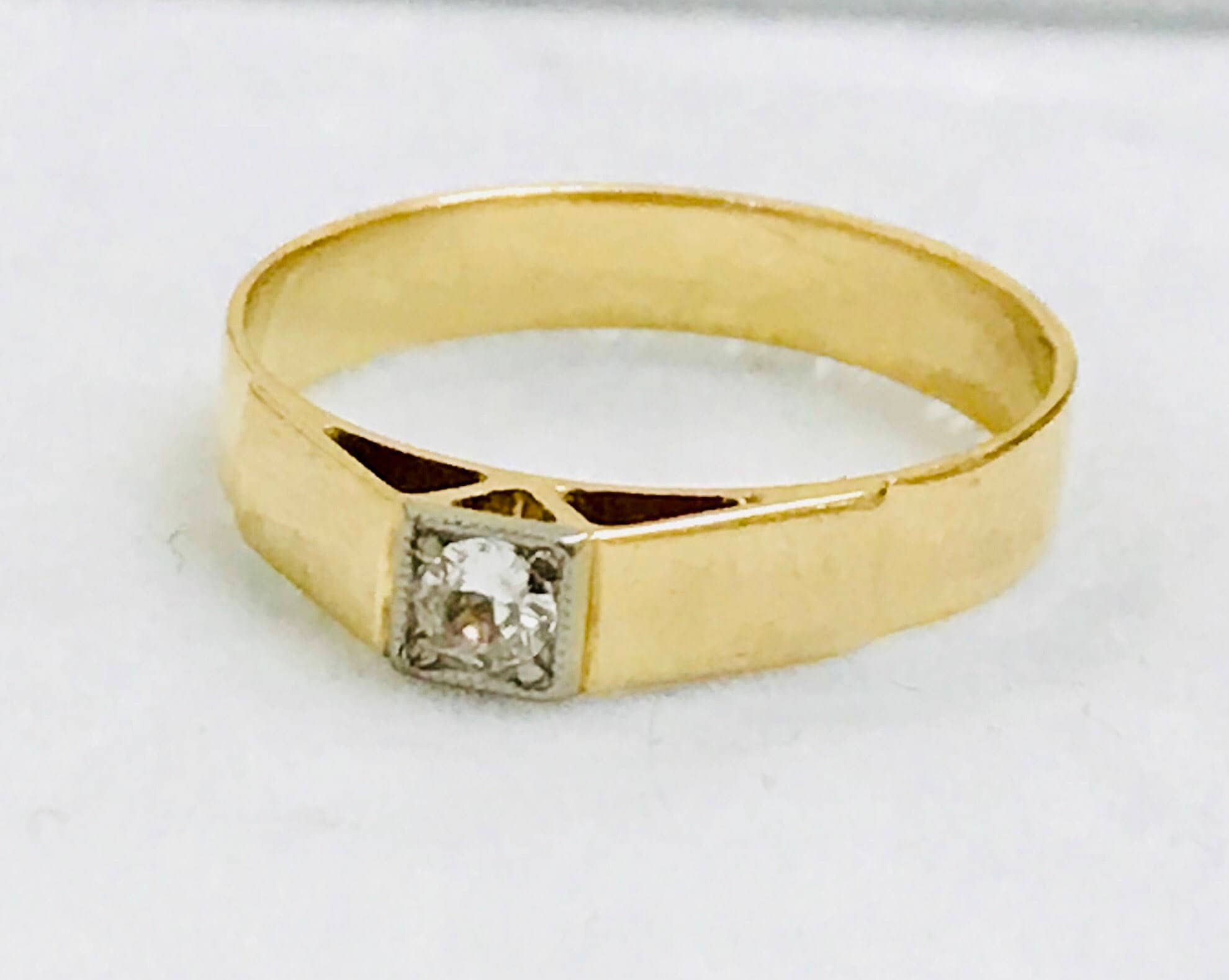 Stunning vintage elegant 18ct gold Moissanite solitaire ring - Swedish ...