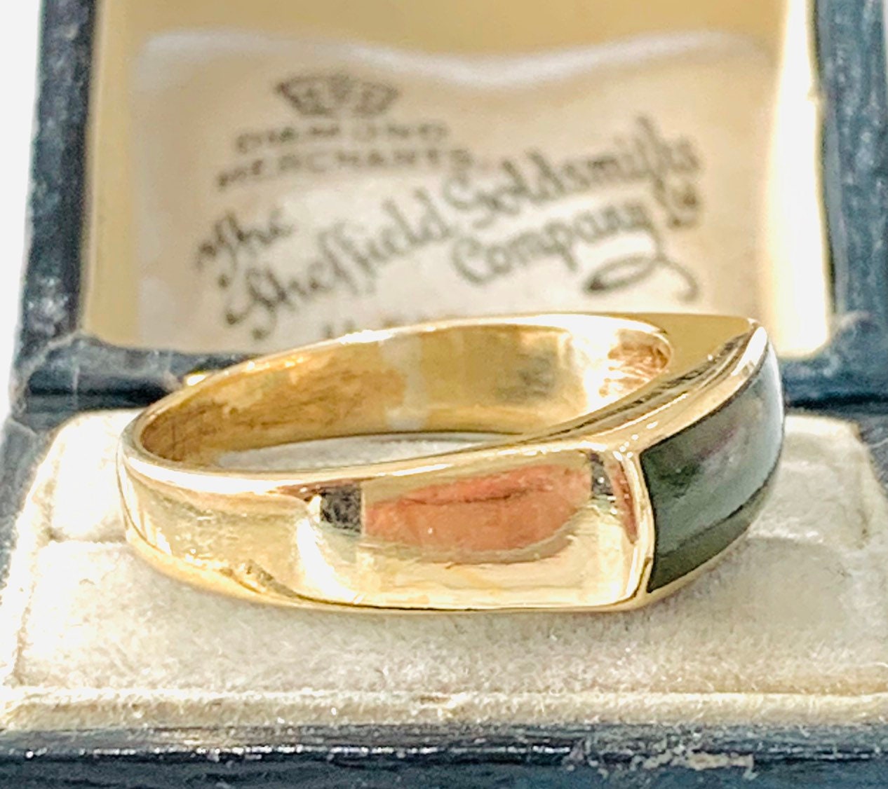 Stunning vintage 9ct yellow gold Jade signet / pinky ring - size Q / 8