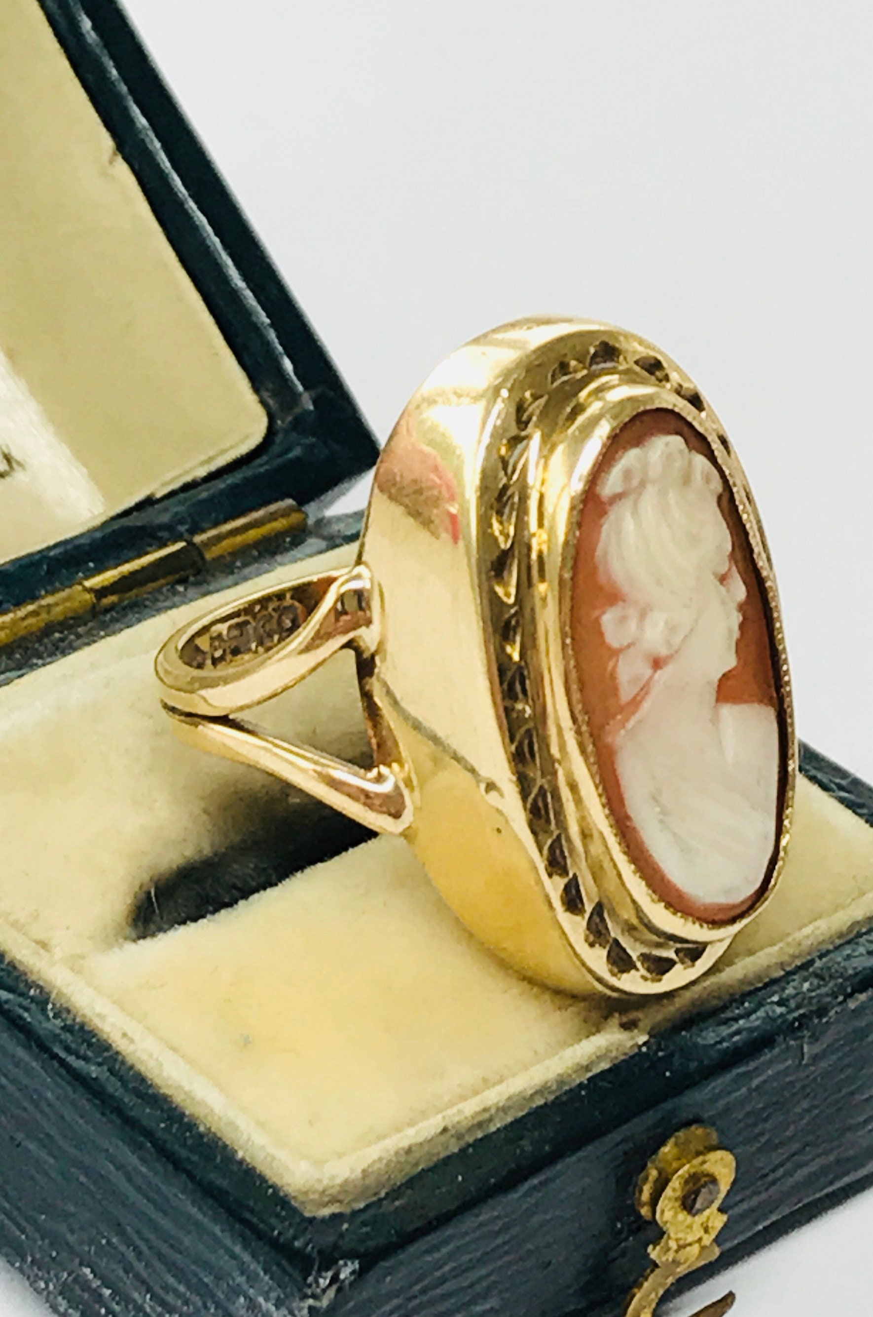 Superb large heavy vintage 9ct gold Cameo ring - Birmingham 1977